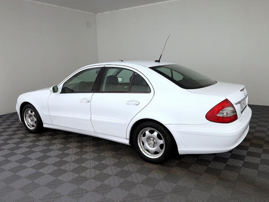 Balts Mercedes-Benz e-200 2008 Tallina, ar dzinēja tilpumu 1.80 L un nobraukumu 324 tūkst. km par 1599 €, foto 12 vietnē AUTOMOTO.COM.LV