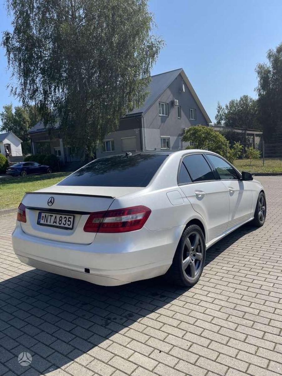 Balts Mercedes-Benz e-200 2009 Kauņa, ar dzinēja tilpumu 2.14 L un nobraukumu 585 tūkst. km par 3400 €, foto 5 vietnē AUTOMOTO.COM.LV