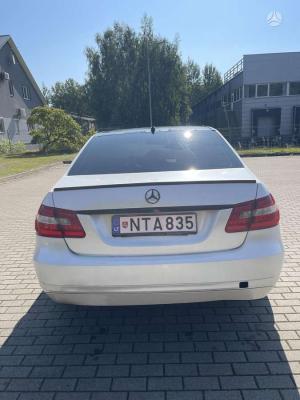 Balts Mercedes-Benz e-200 2009 Kauņa, ar dzinēja tilpumu 2.14 L un nobraukumu 585 tūkst. km par 3400 €, foto 6 vietnē AUTOMOTO.COM.LV