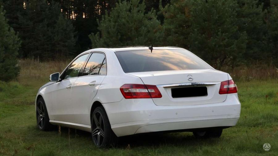 Белый Мерседес E 200 2009 в Вильнюс, объемом двигателя 2.14 л и пробегом 385 тыс. км за 5000 €, фото 6 на AUTOMOTO.COM.LV