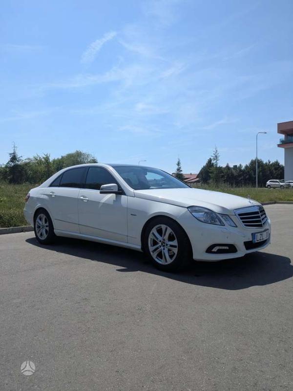 White Mercedes-Benz e-200 2010 in Panevezys, with an engine capacity of 2.14 L and mileage of 568 thousand km for 4900 €, photo 8 on AUTOMOTO.COM.LV