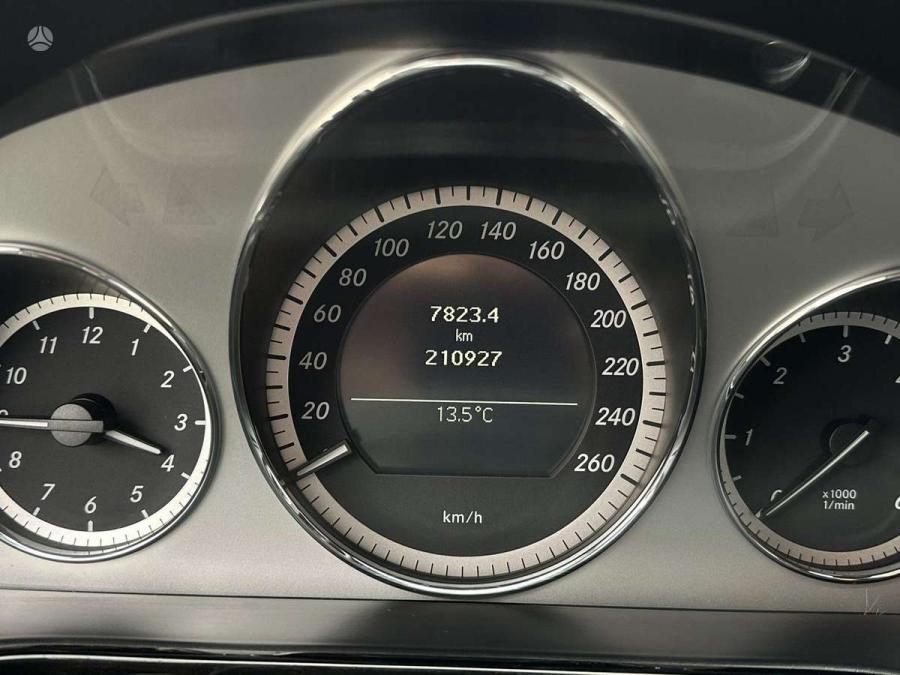 Белый Мерседес E 200 2010 в Каунас, объемом двигателя 2.14 л и пробегом 211 тыс. км за 10500 €, фото 14 на AUTOMOTO.COM.LV