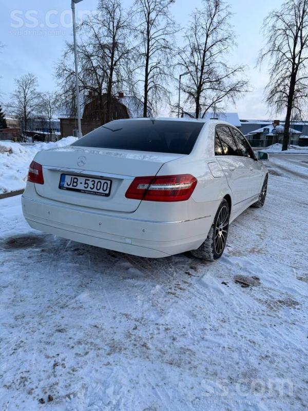 White Mercedes-Benz e-200 2011 in Riga, with an engine capacity of 2.00 L and mileage of 327 thousand km for 6450 €, photo 5 on AUTOMOTO.COM.LV