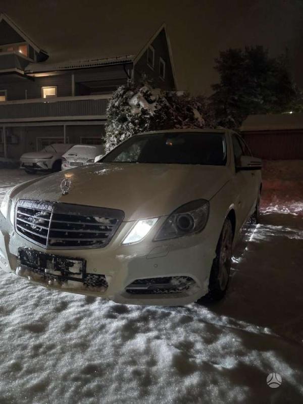White Mercedes-Benz e-200 2012 in Raseiniai, with an engine capacity of 2.14 L and mileage of 380 thousand km for 3000 €, photo 2 on AUTOMOTO.COM.LV