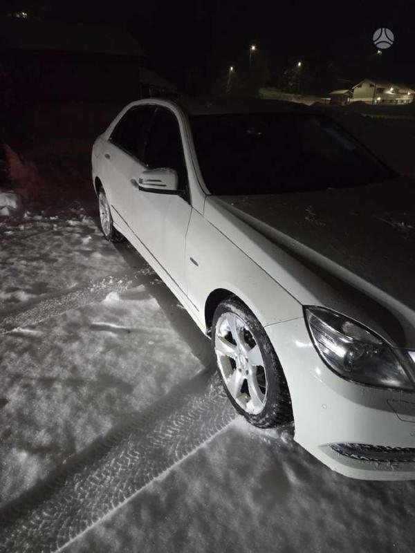 White Mercedes-Benz e-200 2012 in Raseiniai, with an engine capacity of 2.14 L and mileage of 380 thousand km for 3000 €, photo 3 on AUTOMOTO.COM.LV