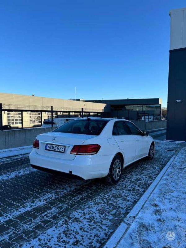 White Mercedes-Benz e-200 2016 in Kaunas, with an engine capacity of 0.00 L and mileage of 433 thousand km for 7400 €, photo 4 on AUTOMOTO.COM.LV