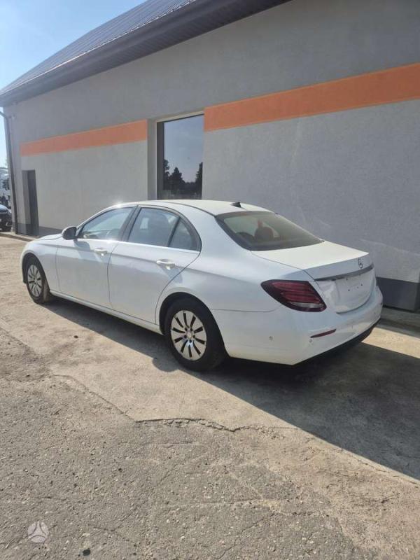 White Mercedes-Benz e-200 2017 in Salcininkai, with an engine capacity of 2.20 L and mileage of 40 thousand km for 7200 €, photo 7 on AUTOMOTO.COM.LV