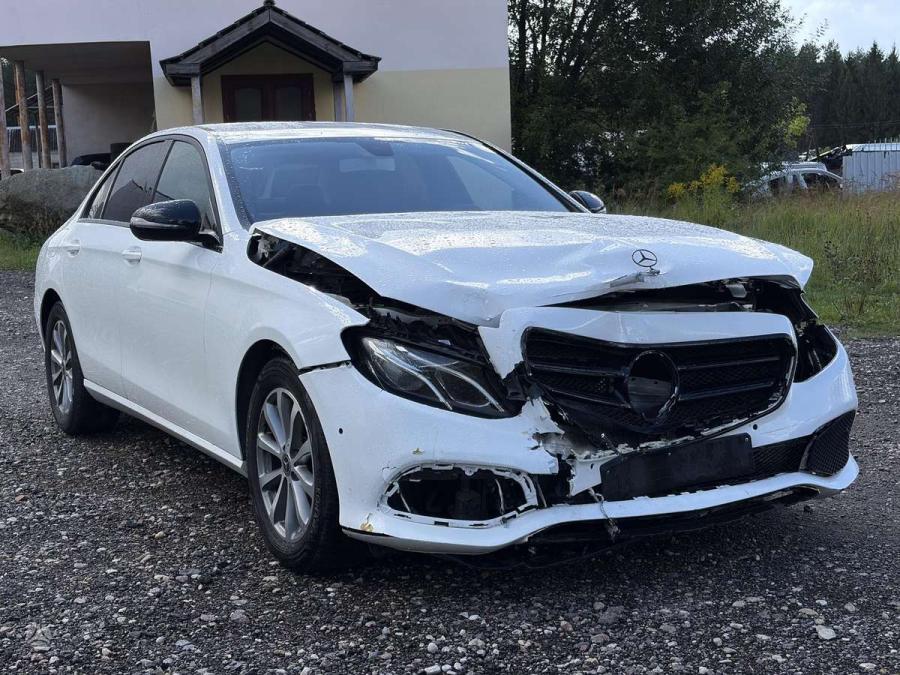 Белый Мерседес E 200 2017 в Укмерге, объемом двигателя 1.95 л и пробегом 193 тыс. км за 5900 €, фото 3 на AUTOMOTO.COM.LV