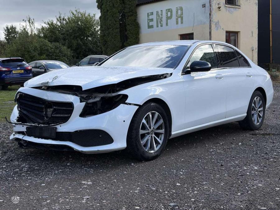 Белый Мерседес E 200 2017 в Укмерге, объемом двигателя 1.95 л и пробегом 193 тыс. км за 5900 €, фото 4 на AUTOMOTO.COM.LV
