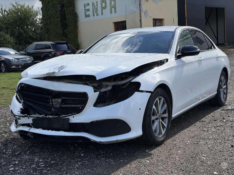 Белый Мерседес E 200 2017 в Укмерге, объемом двигателя 1.95 л и пробегом 193 тыс. км за 5900 €, фото 5 на AUTOMOTO.COM.LV