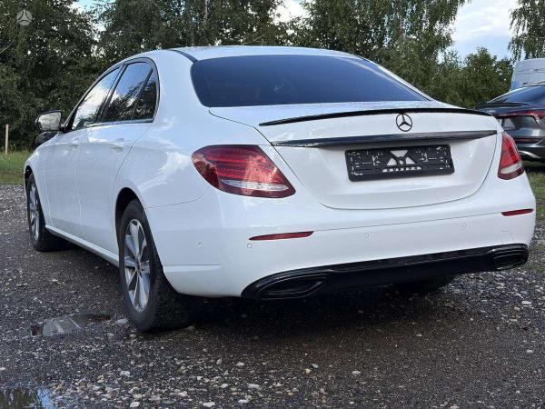 Мерседес E 200 2017 в Укмерге на AUTOMOTO.COM.LV Белый Мерседес E 200 2017 в Укмерге, объемом двигателя 1.95 л и пробегом 193 тыс. км за 5900 €, фото 6 на AUTOMOTO.COM.LV