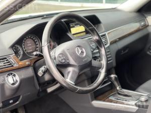 Белый Мерседес E 200 2010 в Резекне, объемом двигателя 2.10 л и пробегом 339 тыс. км за 6890 €, фото 9 на AUTOMOTO.COM.LV