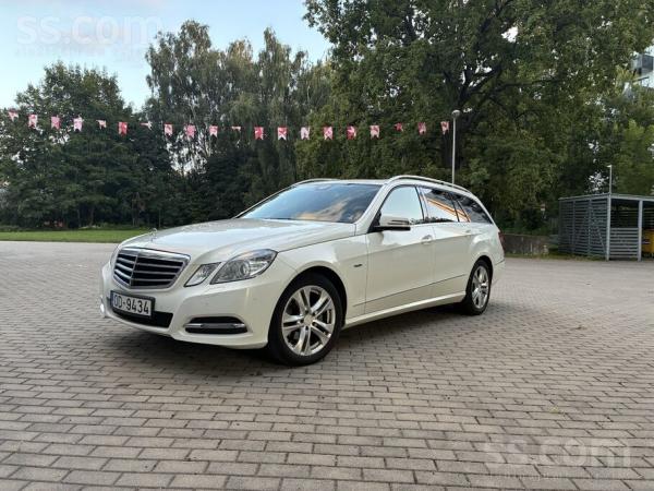 Белый Мерседес E 200 2012 в Рига, объемом двигателя 2.10 л и пробегом 292 тыс. км за 6800 €, фото 3 на AUTOMOTO.COM.LV