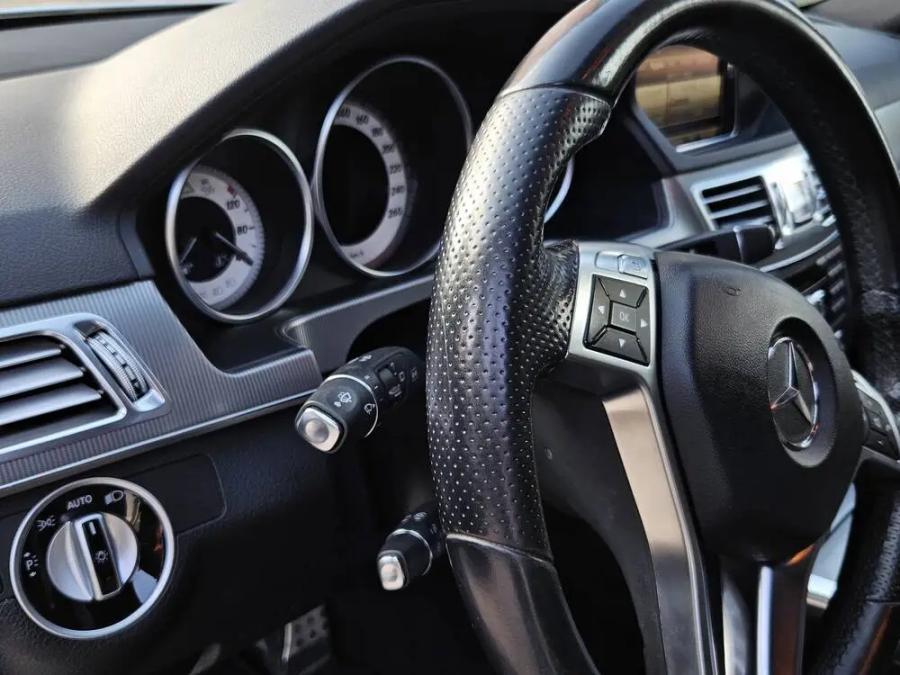 White Mercedes-Benz e-200 2013 in Jekabpils, with an engine capacity of 2.20 L and mileage of 319 thousand km for 10990 €, photo 13 on AUTOMOTO.COM.LV