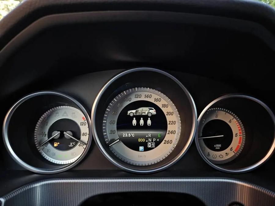 White Mercedes-Benz e-200 2013 in Jekabpils, with an engine capacity of 2.20 L and mileage of 319 thousand km for 10990 €, photo 31 on AUTOMOTO.COM.LV