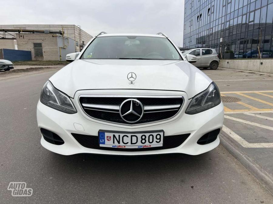 Белый Мерседес E 200 2015 в Паневежис, объемом двигателя 2.10 л и пробегом 607 тыс. км за 7700 €, фото 6 на AUTOMOTO.COM.LV