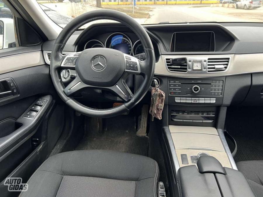 Белый Мерседес E 200 2015 в Паневежис, объемом двигателя 2.10 л и пробегом 607 тыс. км за 7700 €, фото 14 на AUTOMOTO.COM.LV