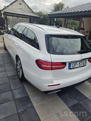 White Mercedes-Benz e-200 2019 in Daugavpils, with an engine capacity of 2.00 L and mileage of 482 thousand km for 11500 €, photo 4 on AUTOMOTO.COM.LV
