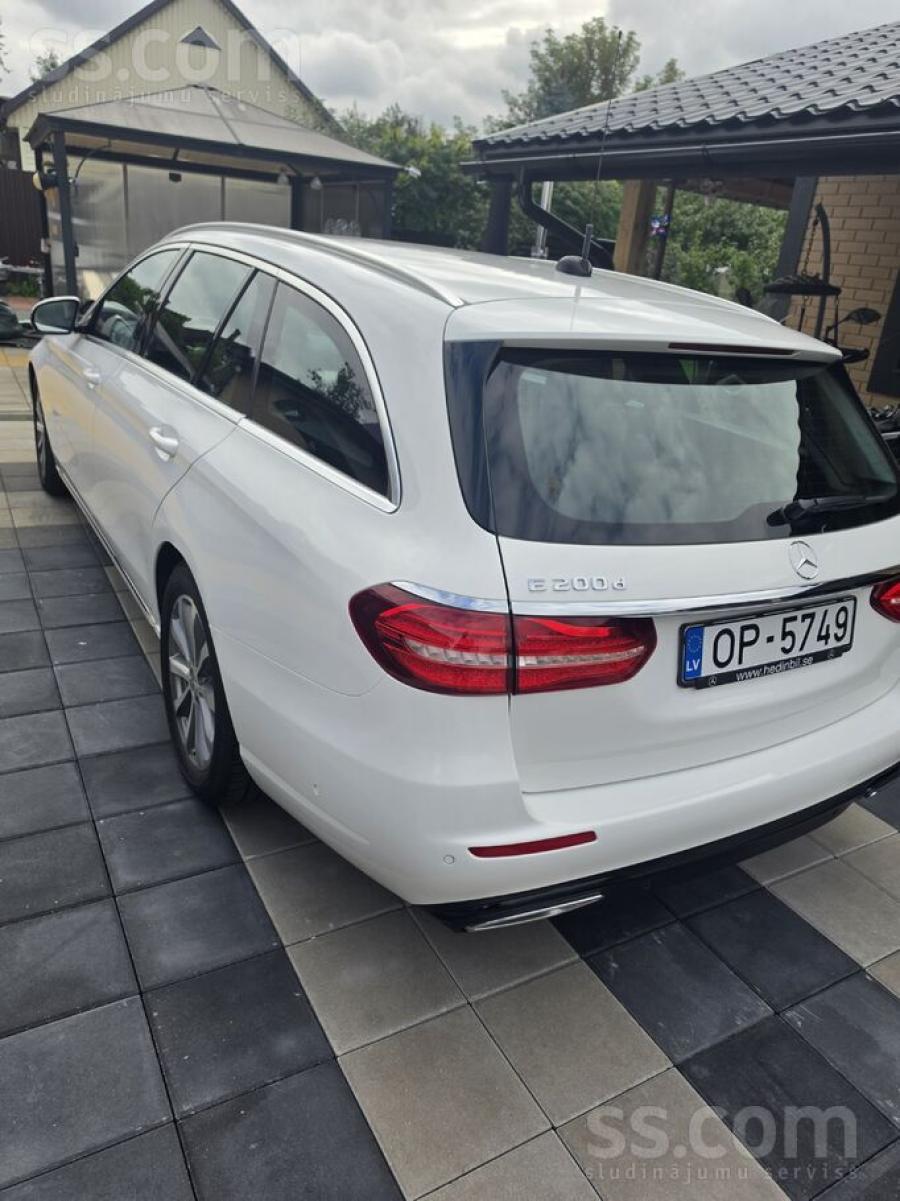 White Mercedes-Benz e-200 2019 in Daugavpils, with an engine capacity of 2.00 L and mileage of 482 thousand km for 11500 €, photo 4 on AUTOMOTO.COM.LV