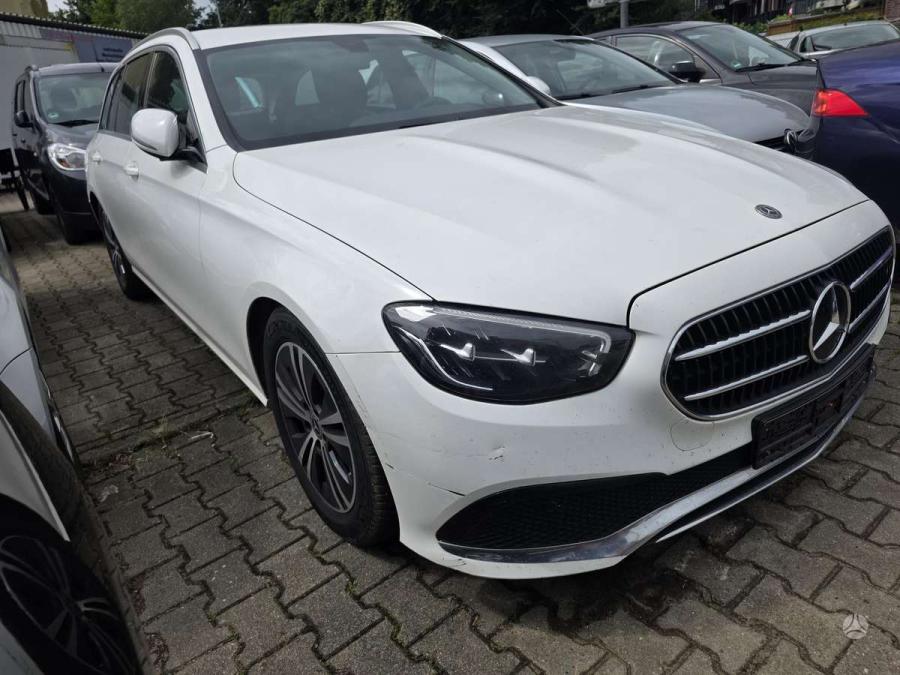 Белый Мерседес E 200 2020 в Мариямполе, объемом двигателя 1.60 л и пробегом 357 тыс. км за 11999 €, фото 3 на AUTOMOTO.COM.LV