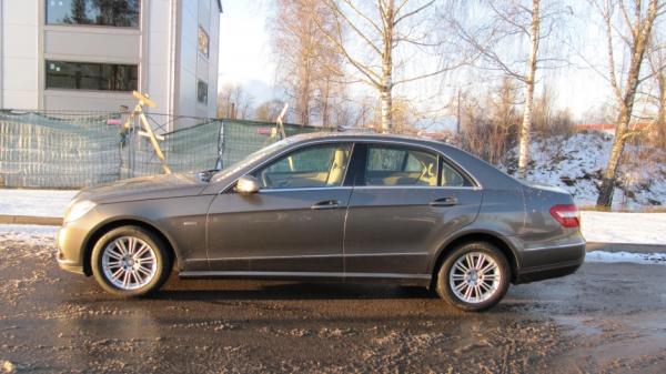 Желтый Мерседес E 200 2010 в Рига, объемом двигателя 2.00 л и пробегом 331 тыс. км за 6750 €, фото 7 на AUTOMOTO.COM.LV
