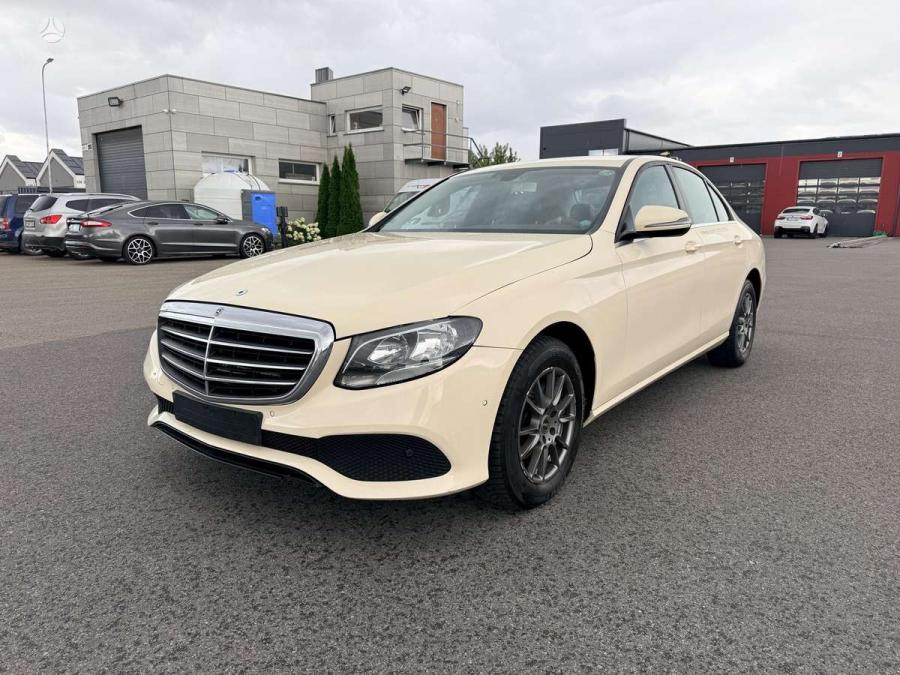 Желтый Мерседес E 200 2017 в Каунас, объемом двигателя 1.95 л и пробегом 488 тыс. км за 4500 €, фото 1 на AUTOMOTO.COM.LV