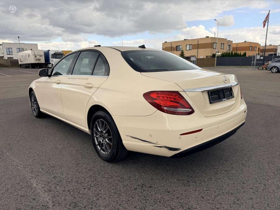 Желтый Мерседес E 200 2017 в Каунас, объемом двигателя 1.95 л и пробегом 488 тыс. км за 4500 €, фото 4 на AUTOMOTO.COM.LV