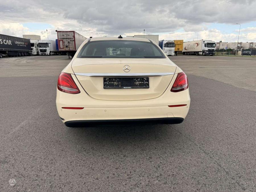 Желтый Мерседес E 200 2017 в Каунас, объемом двигателя 1.95 л и пробегом 488 тыс. км за 4500 €, фото 5 на AUTOMOTO.COM.LV