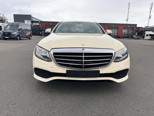 Yellow Mercedes-Benz e-200 2017 in Kaunas, with an engine capacity of 1.95 L and mileage of 488 thousand km for 4500 €, photo 8 on AUTOMOTO.COM.LV