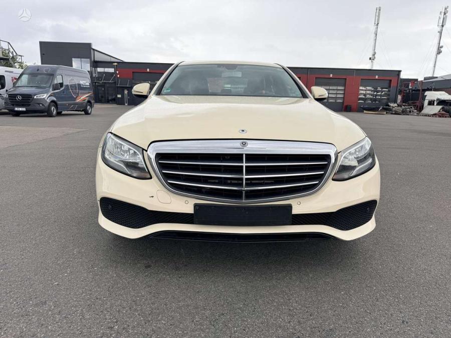 Желтый Мерседес E 200 2017 в Каунас, объемом двигателя 1.95 л и пробегом 488 тыс. км за 4500 €, фото 9 на AUTOMOTO.COM.LV