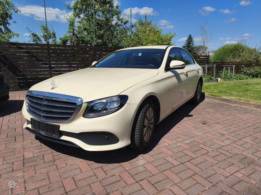 Желтый Мерседес E 200 2018 в Кельме, объемом двигателя 1.95 л и пробегом 425 тыс. км за 6900 €, фото 1 на AUTOMOTO.COM.LV