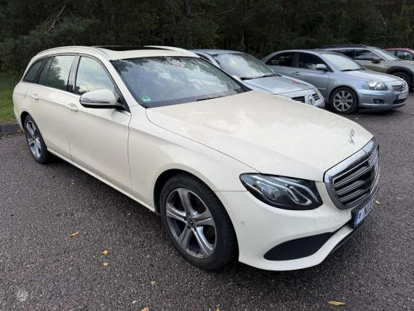 Mercedes-Benz e-200 2018 Viļņa vietnē Dzeltens Mercedes-Benz e-200 2018 Viļņa, ar dzinēja tilpumu 1.95 L un nobraukumu 500 tūkst. km par 4300 €, foto 1 vietnē AUTOMOTO.COM.LV