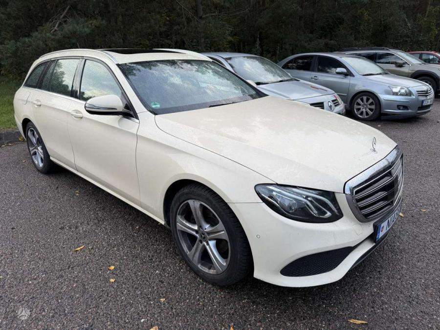 Yellow Mercedes-Benz e-200 2018 in Vilnius, with an engine capacity of 1.95 L and mileage of 500 thousand km for 4300 €, photo 1 on AUTOMOTO.COM.LV