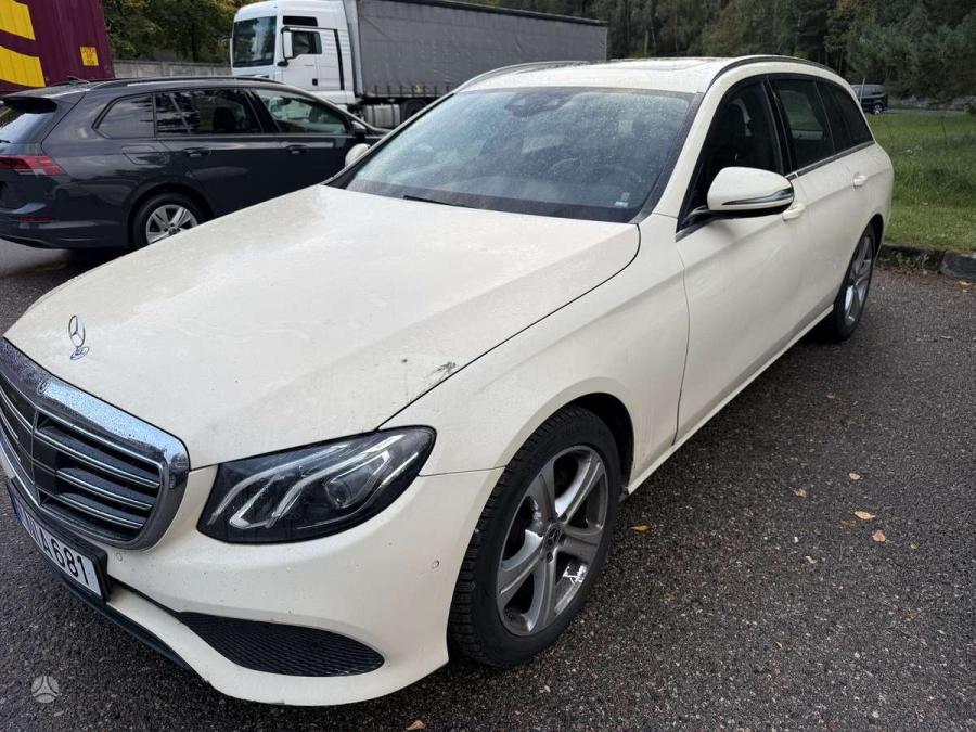Yellow Mercedes-Benz e-200 2018 in Vilnius, with an engine capacity of 1.95 L and mileage of 500 thousand km for 4300 €, photo 4 on AUTOMOTO.COM.LV