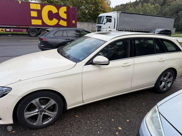 Mercedes-Benz e-200 2018 Viļņa vietnē Dzeltens Mercedes-Benz e-200 2018 Viļņa, ar dzinēja tilpumu 1.95 L un nobraukumu 500 tūkst. km par 4300 €, foto 5 vietnē AUTOMOTO.COM.LV