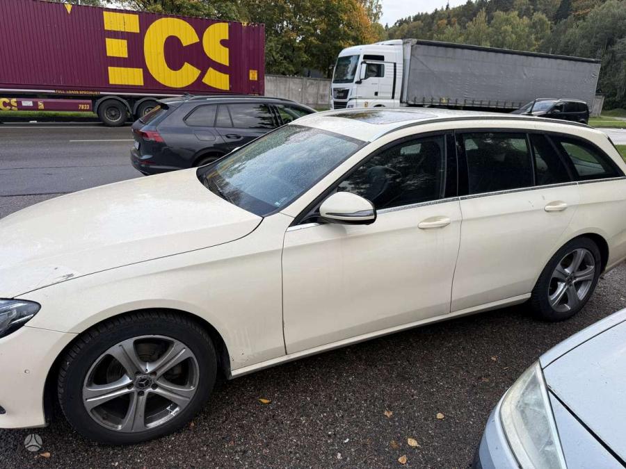Yellow Mercedes-Benz e-200 2018 in Vilnius, with an engine capacity of 1.95 L and mileage of 500 thousand km for 4300 €, photo 5 on AUTOMOTO.COM.LV