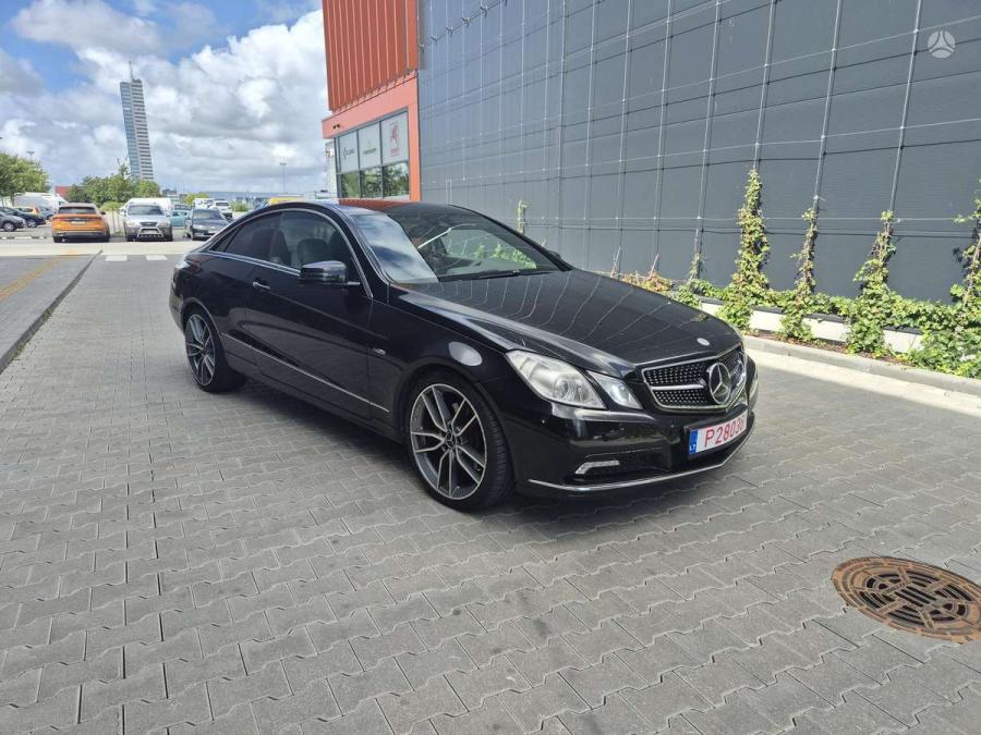 Черный Мерседес E 220 2010 в Клайпеда, объемом двигателя 2.20 л и пробегом 288 тыс. км за 5999 €, фото 1 на AUTOMOTO.COM.LV