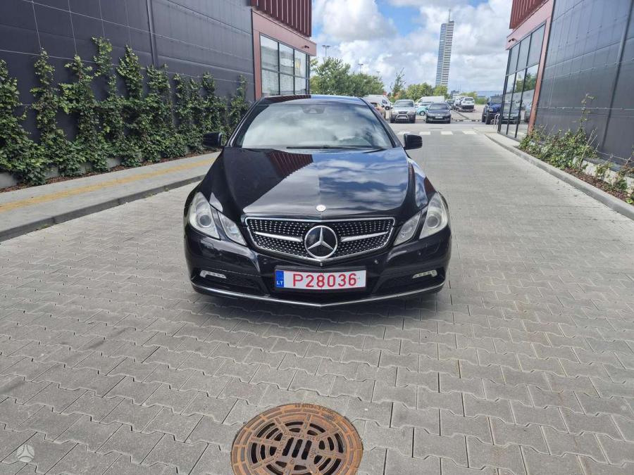 Черный Мерседес E 220 2010 в Клайпеда, объемом двигателя 2.20 л и пробегом 288 тыс. км за 5999 €, фото 3 на AUTOMOTO.COM.LV