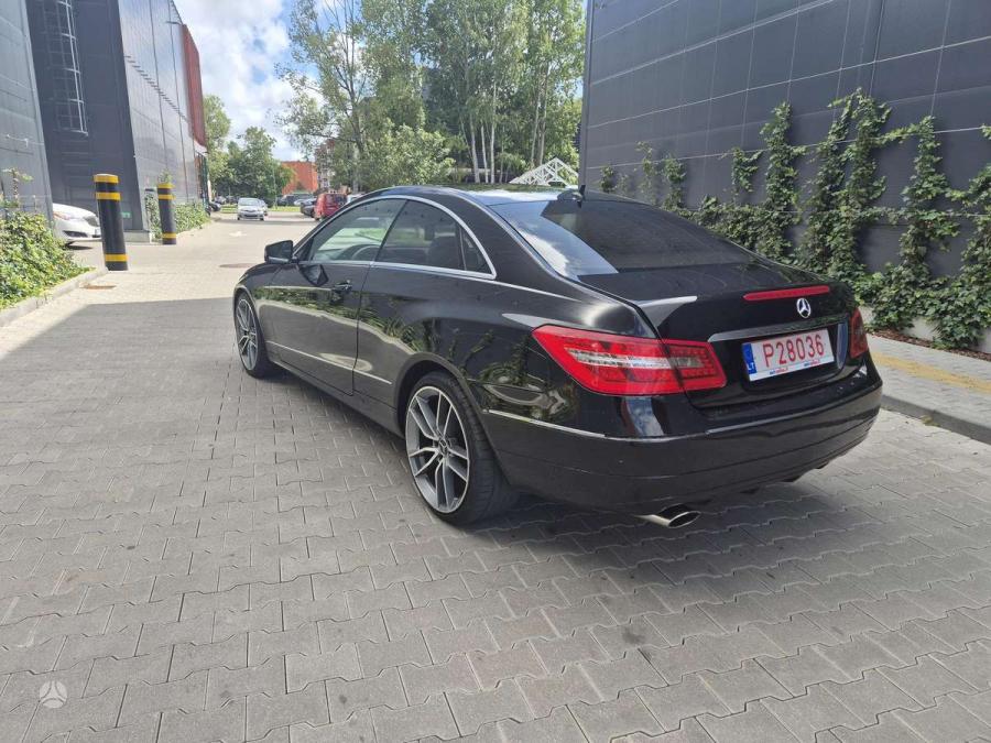 Черный Мерседес E 220 2010 в Клайпеда, объемом двигателя 2.20 л и пробегом 288 тыс. км за 5999 €, фото 4 на AUTOMOTO.COM.LV