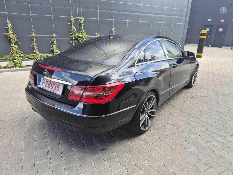 Черный Мерседес E 220 2010 в Клайпеда, объемом двигателя 2.20 л и пробегом 288 тыс. км за 5999 €, фото 5 на AUTOMOTO.COM.LV