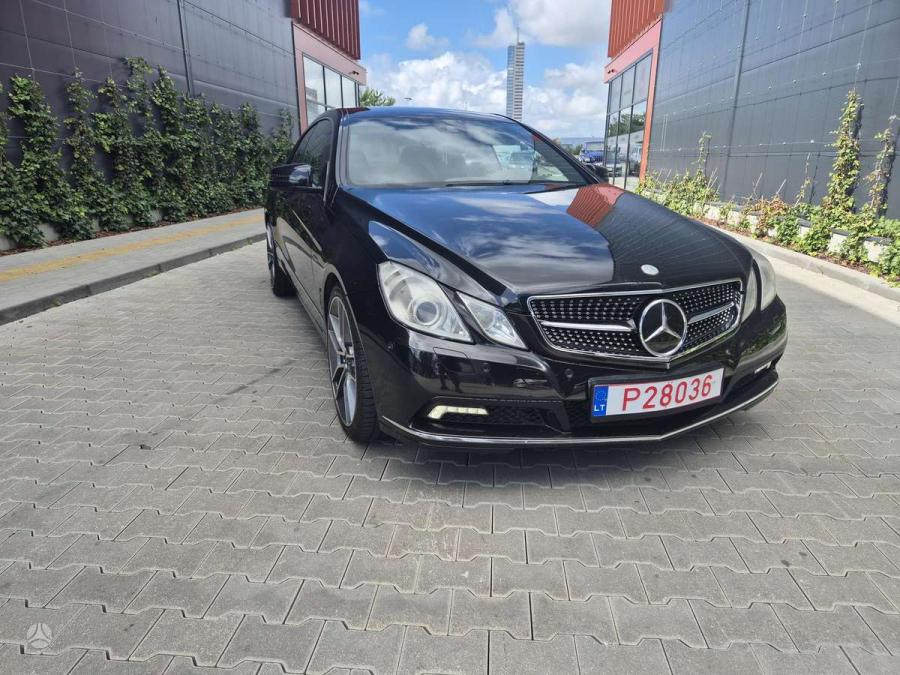 Черный Мерседес E 220 2010 в Клайпеда, объемом двигателя 2.20 л и пробегом 288 тыс. км за 5999 €, фото 6 на AUTOMOTO.COM.LV