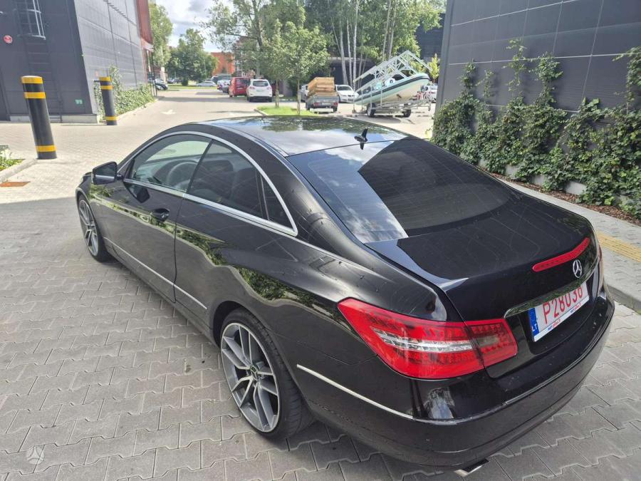 Черный Мерседес E 220 2010 в Клайпеда, объемом двигателя 2.20 л и пробегом 288 тыс. км за 5999 €, фото 12 на AUTOMOTO.COM.LV