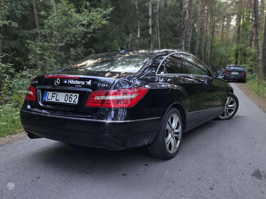 Черный Мерседес E 220 2011 в Вильнюс, объемом двигателя 2.14 л и пробегом 340 тыс. км за 7999 €, фото 5 на AUTOMOTO.COM.LV
