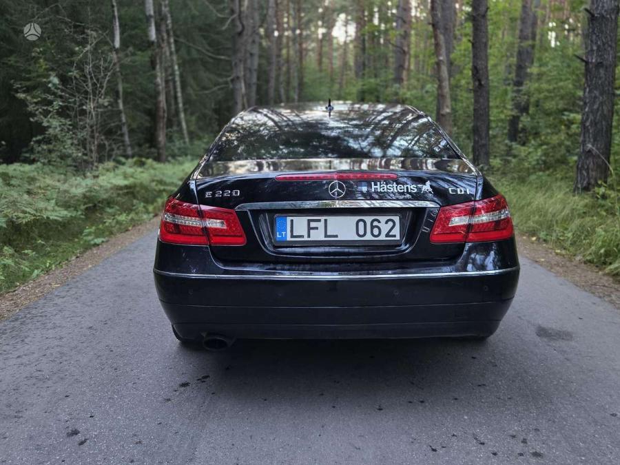 Черный Мерседес E 220 2011 в Вильнюс, объемом двигателя 2.14 л и пробегом 340 тыс. км за 7999 €, фото 6 на AUTOMOTO.COM.LV