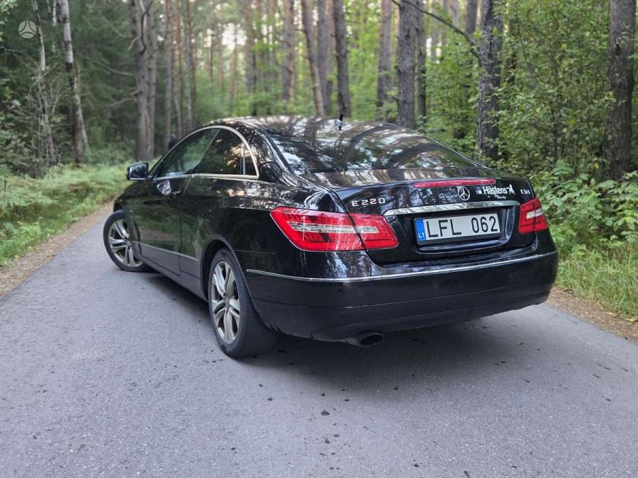 Черный Мерседес E 220 2011 в Вильнюс, объемом двигателя 2.14 л и пробегом 340 тыс. км за 7999 €, фото 7 на AUTOMOTO.COM.LV