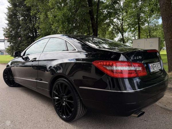 Black Mercedes-Benz E 220 2012 in Kaunas, with an engine capacity of 2.20 L and mileage of 324 thousand km for 6500 €, photo 3 on AUTOMOTO.COM.LV