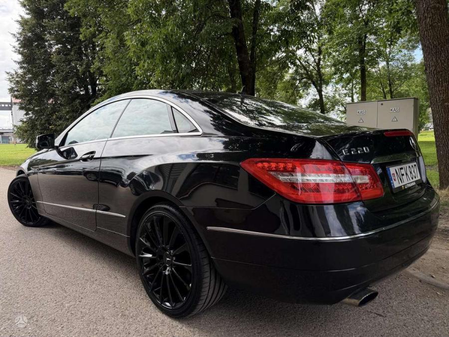 Black Mercedes-Benz E 220 2012 in Kaunas, with an engine capacity of 2.20 L and mileage of 324 thousand km for 6500 €, photo 4 on AUTOMOTO.COM.LV