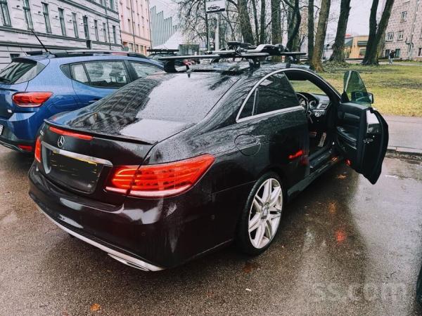 Black Mercedes-Benz E 220 2016 in Riga, with an engine capacity of 2.10 L and mileage of 244 thousand km for 4600 €, photo 1 on AUTOMOTO.COM.LV