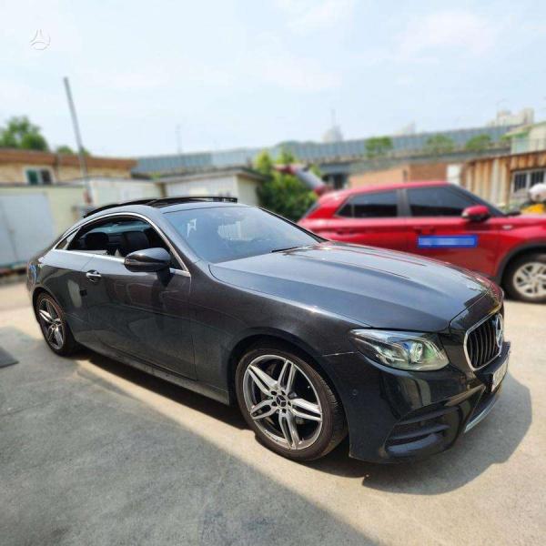 Black Mercedes-Benz E 220 2019 in Kaunas, with an engine capacity of 1.95 L and mileage of 146 thousand km for 21500 €, photo 3 on AUTOMOTO.COM.LV