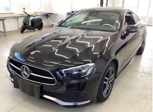 Black Mercedes-Benz E 220 2021 in Radviliskis, with an engine capacity of 1.95 L and mileage of 215 thousand km for 26900 €, photo 1 on AUTOMOTO.COM.LV
